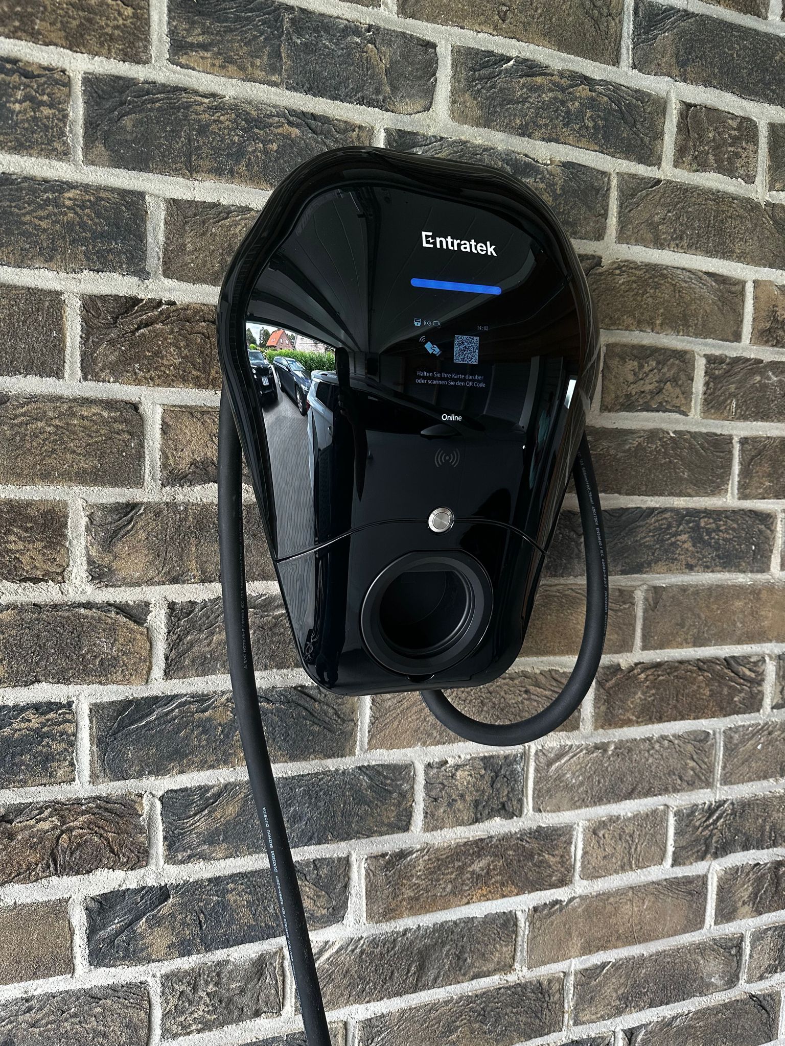 PV Überschussfähige Wallboxen & Solaranlagen - Entratek